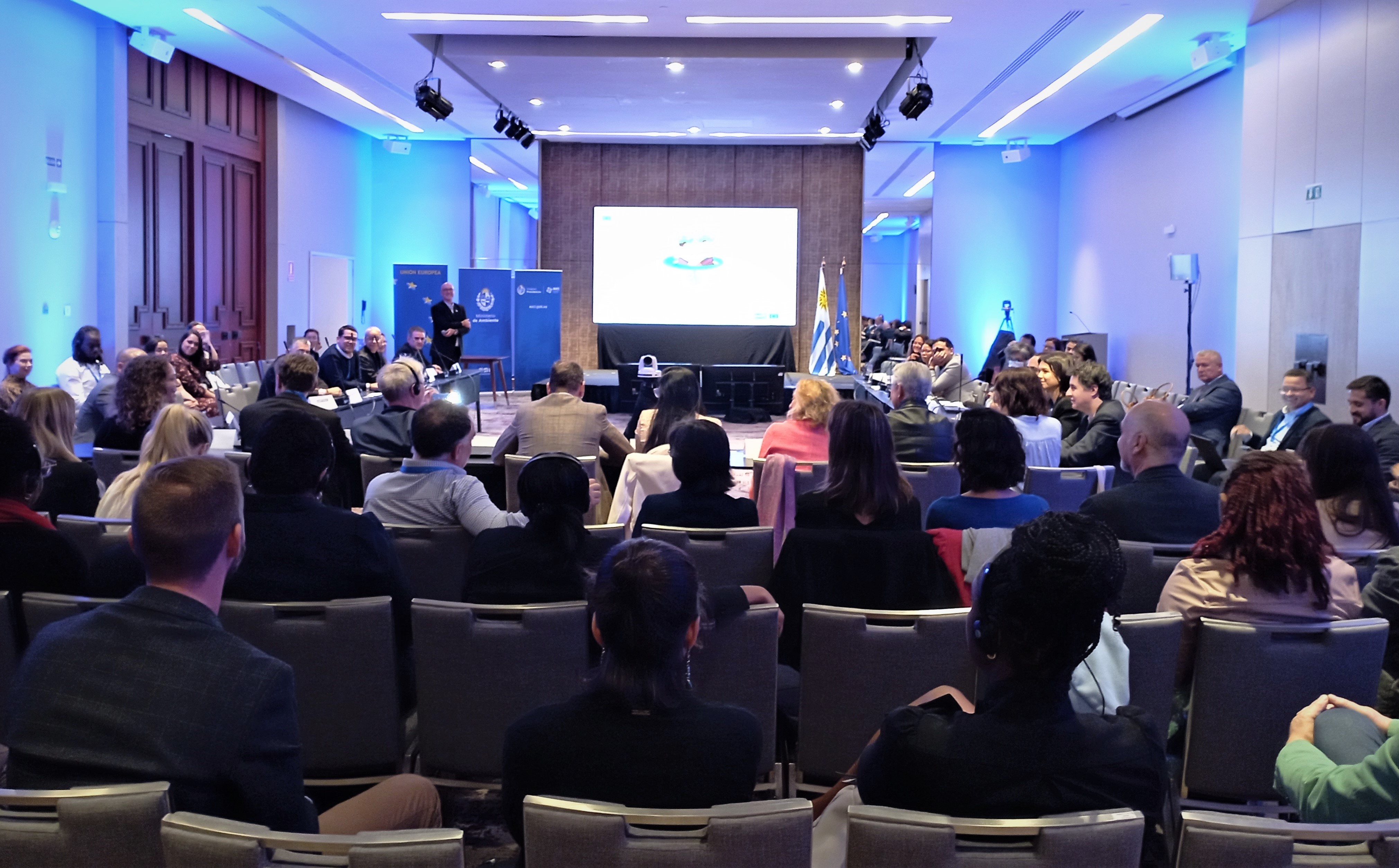 Interpretación simultánea en cabina de inglés y español en EUROCLIMA+ ...